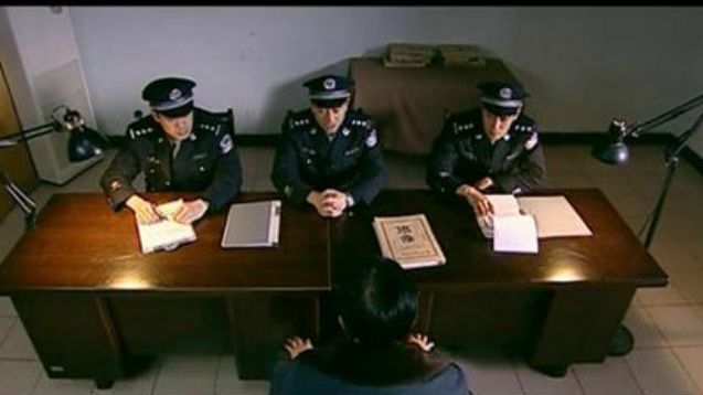 村长偷卖土地竟能获利千万,然后伙同警察陷害村会计,太现实了