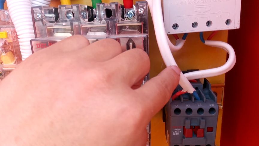 时控开关控制交流接触器接线方法