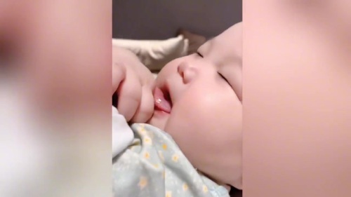 宝宝一个人玩的真嗨,萌化你的心!