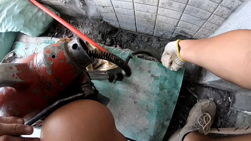 水泥渣子建筑垃圾把地漏堵住了,一招搞定它#疏通下水道