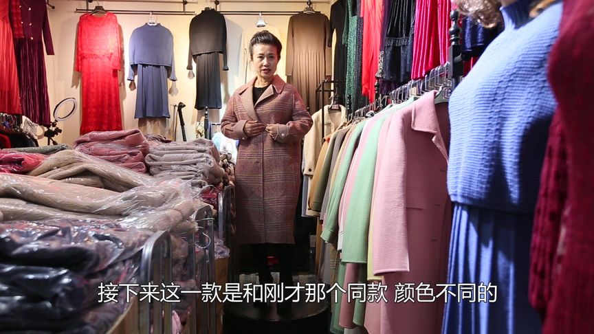 紫红色的双面羊绒格子大衣,长度在膝盖下面珍珠扣子实用又好看