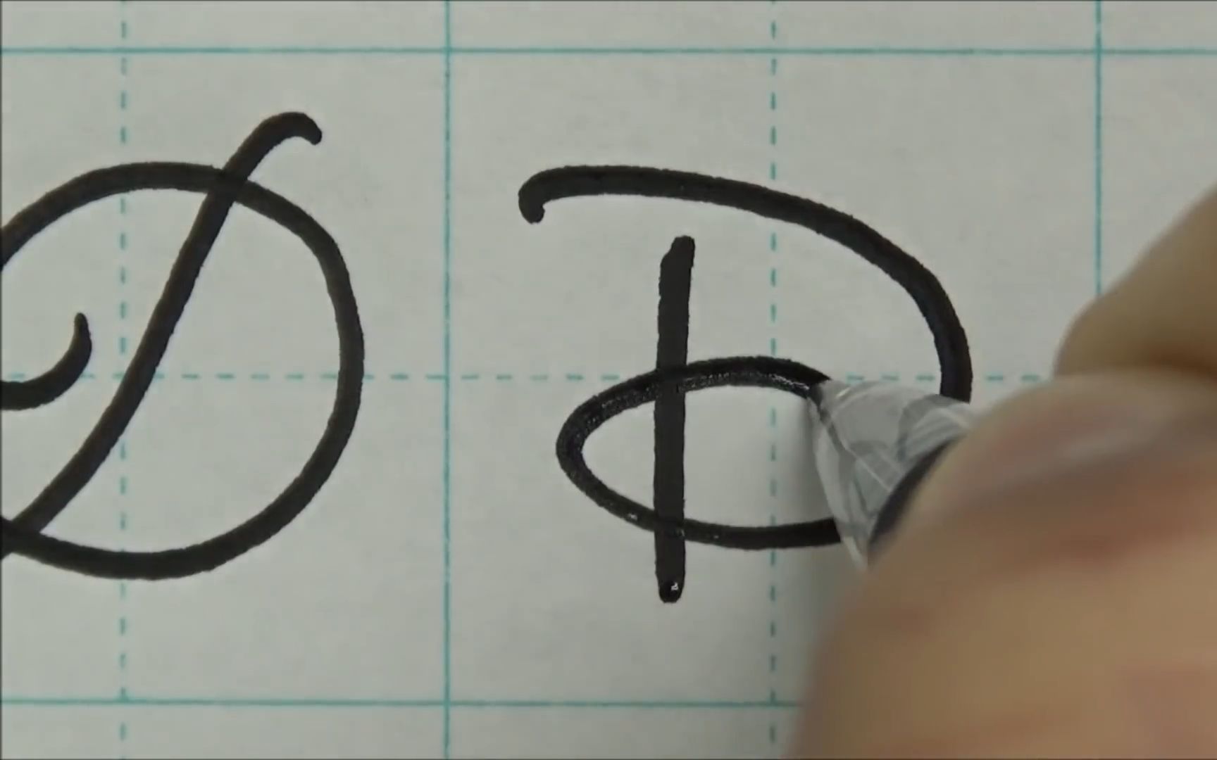 被买断的字母“D”,只属于迪士尼的字体!