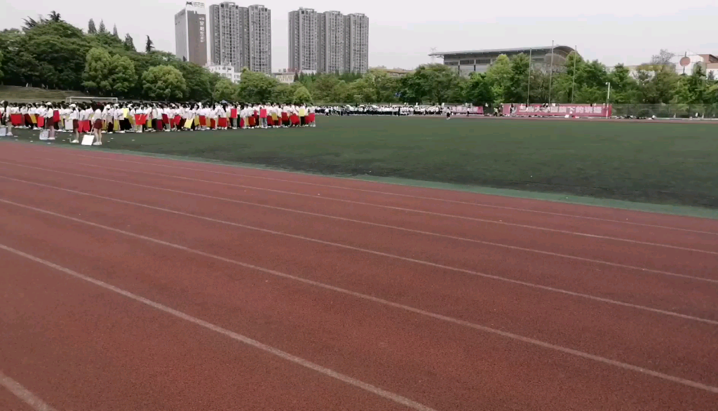 学校运动会开幕式的舞蹈。
