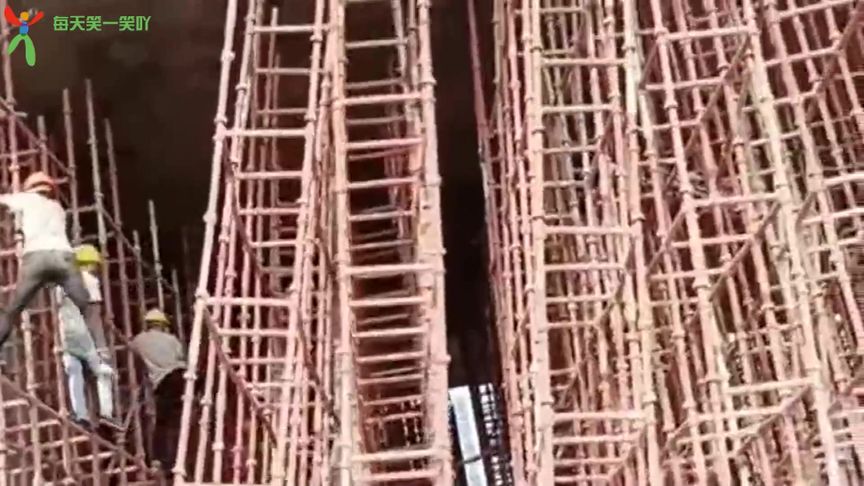 工头让大家拆除钢管模型,结果被大叔一脚都给踹倒了,网友:省事