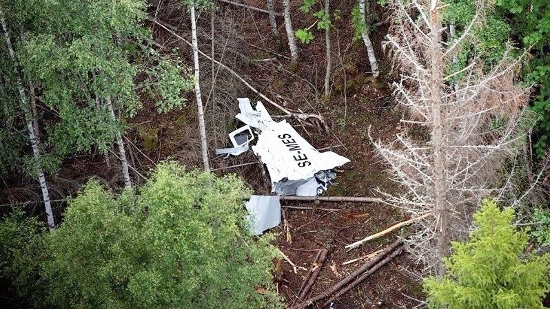 飞机空中解体,从4000米高空笔直砸向地面,中方紧急停飞