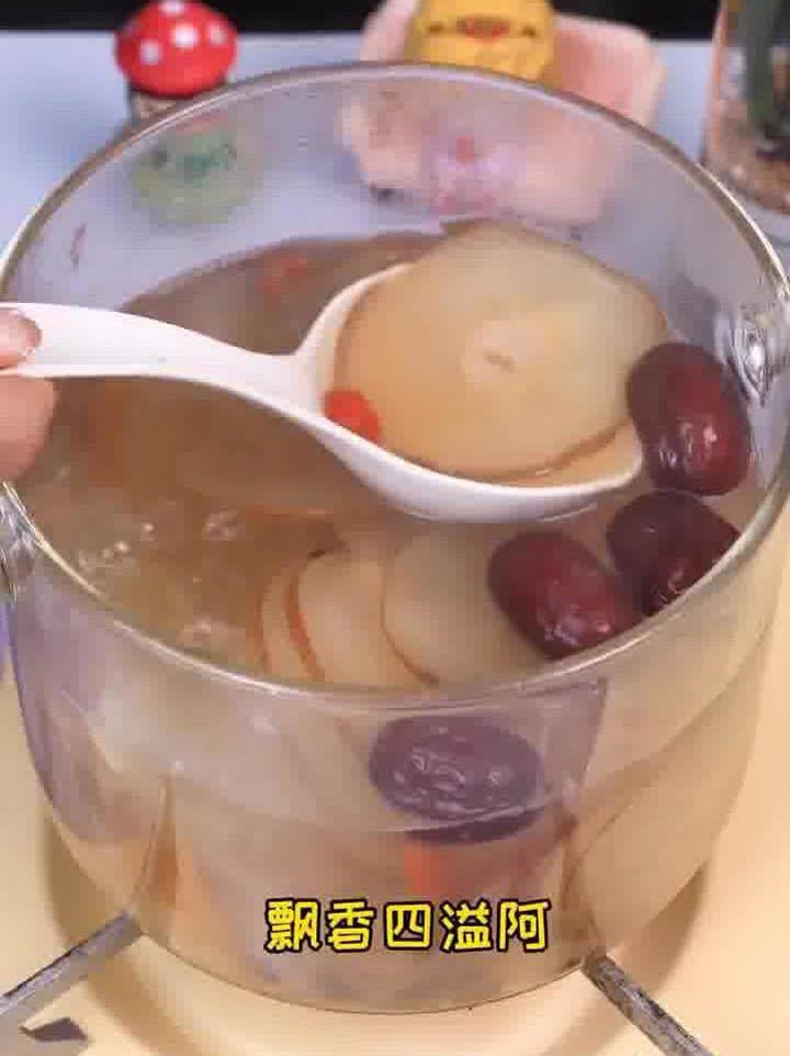 冻梨应该怎么吃呢?试试这个神奇吃法,做成冰糖雪梨汤!