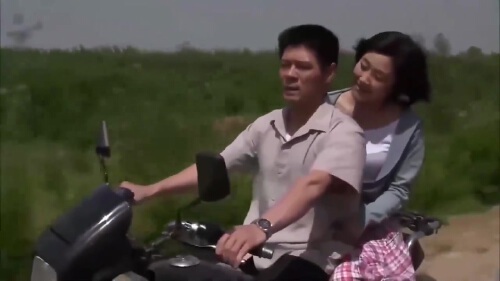 乡里:书记骑摩托带女教师开会,路上故意压石头,女老师反应真逗