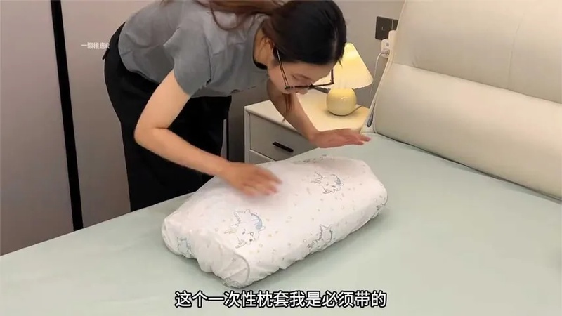 住酒店自己带个一次性枕套干净卫生睡着也踏实