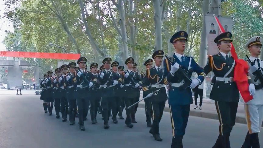 气质威武,步履铿锵,国旗护卫队教官示范升旗