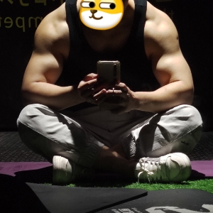 爱吃汉堡的鹏哥 