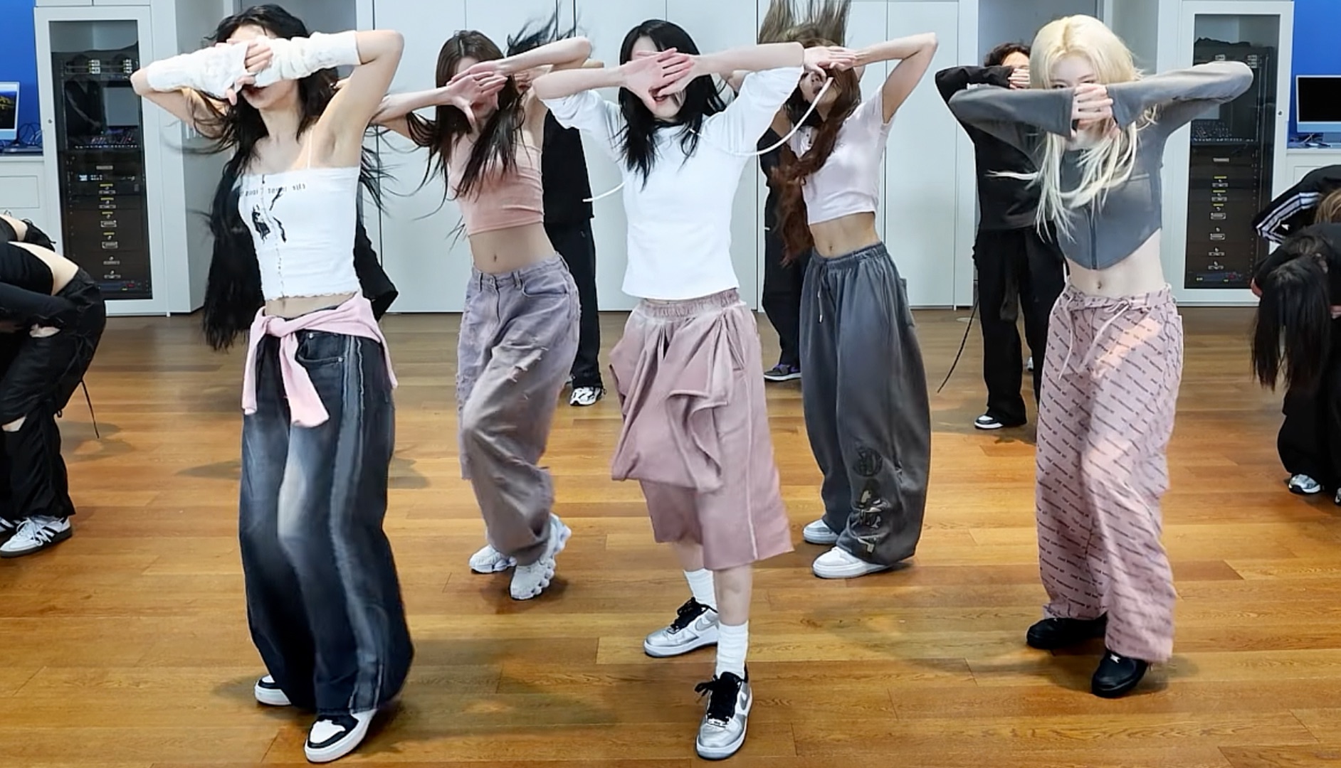 【4K镜面】ITZY - GOLD 练习室 直拍 分段循环 画放大 替音轨 调色♡...