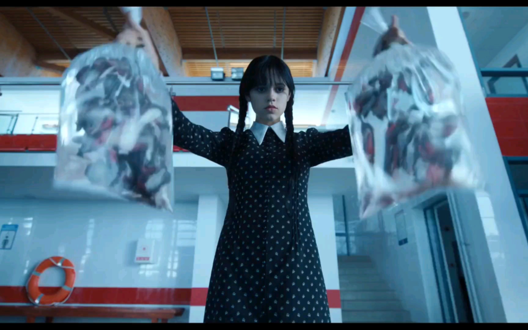 美剧 星期三 霸气开篇,扔鱼进泳池可真行