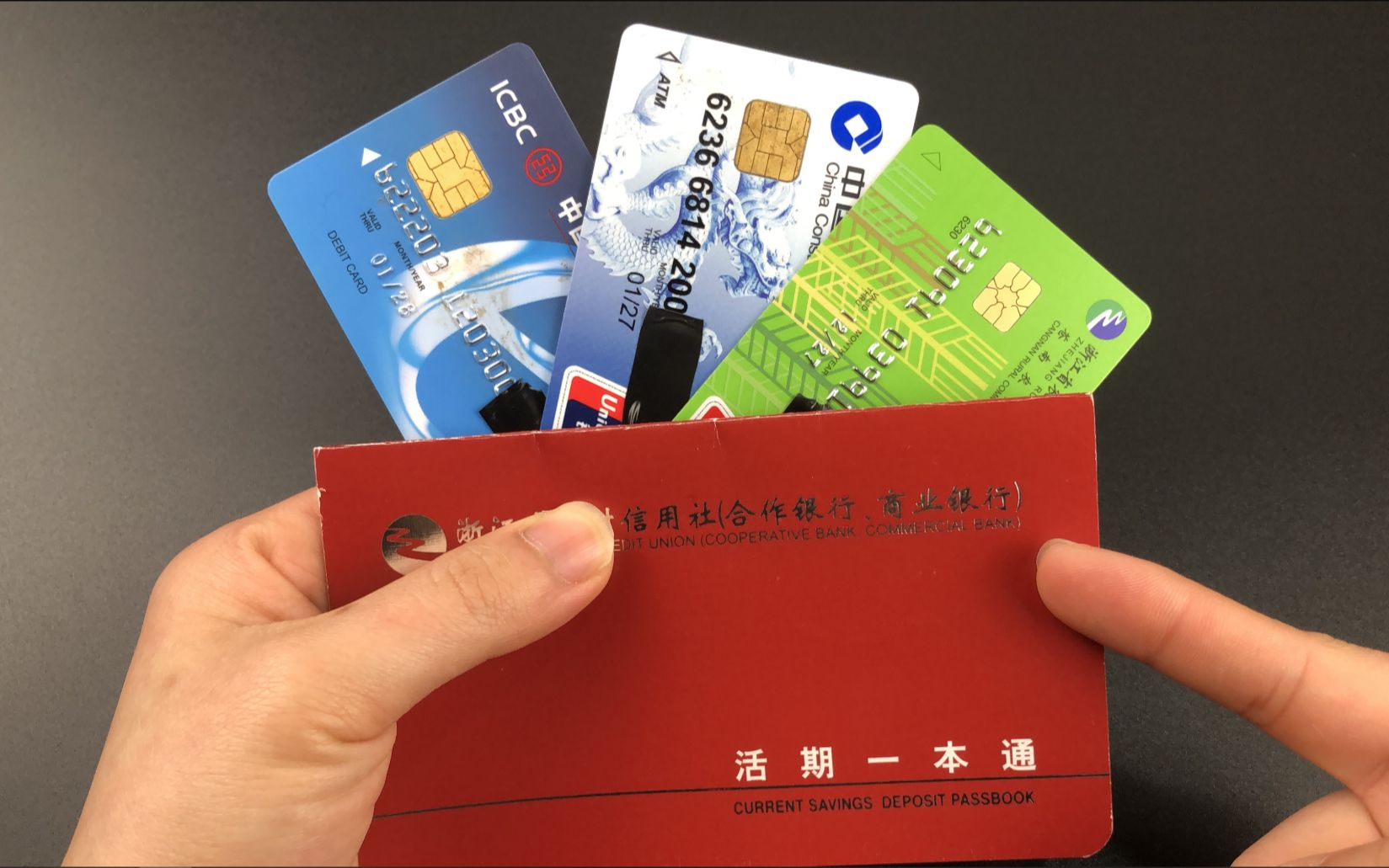 去银行存款,用存折好还是银行卡好?看完以后别再乱用了,长记性