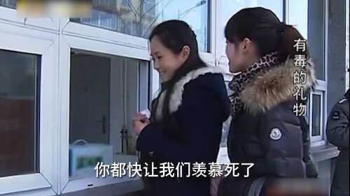 这个美女太倒霉,想和初恋旧情复燃,结果却意外中毒身亡!影视