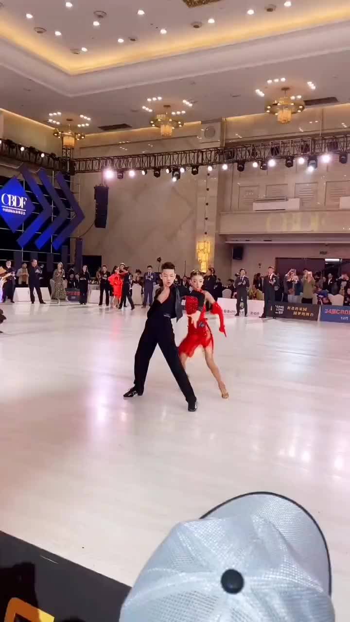 现场好多人在呼喊王崇墨李茉晗的名字