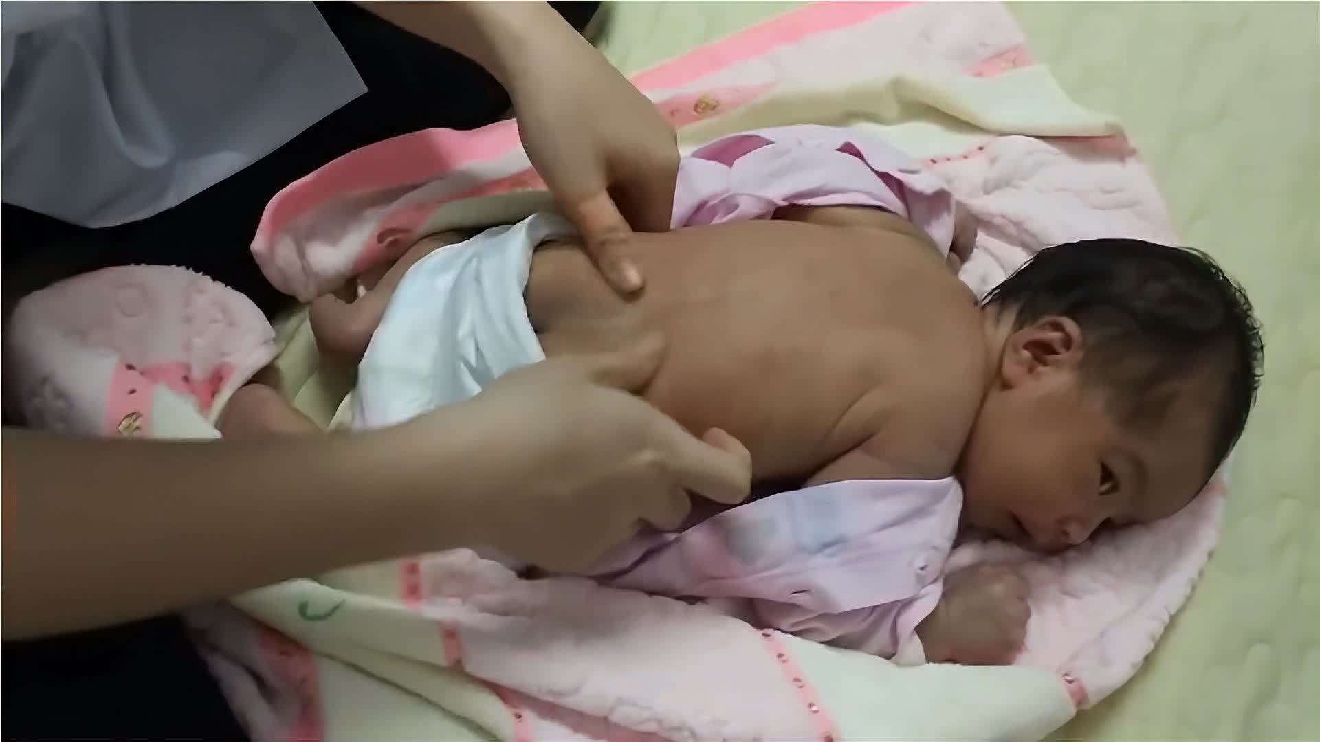 专业小儿推拿师上门给宝宝按摩,手法很到位,爸妈学起来