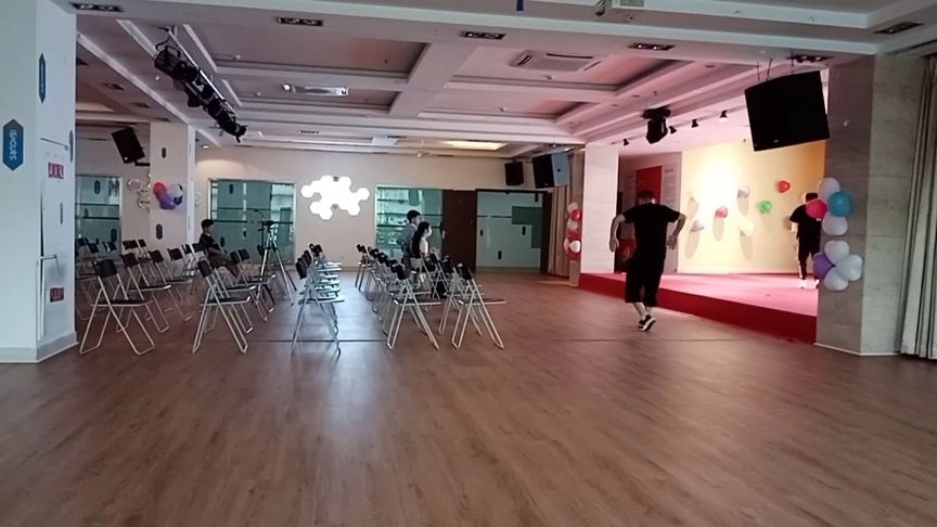 周末活动,载歌载舞