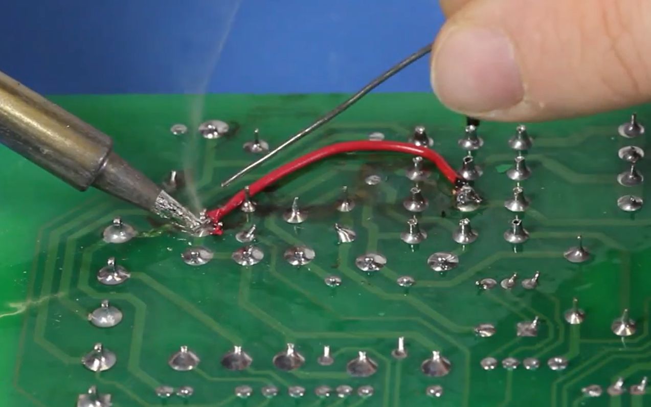 纯手工!专业修复PCB板上损坏的走线