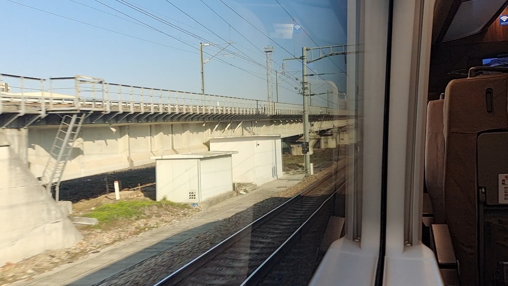 ...站1站台1道开出,本务上海动车段上海虹桥动车所CR400BF-BZ-5209