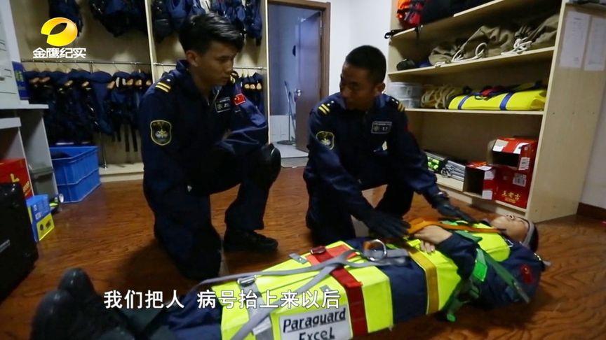 伤员上担架看似很简单,救援队小伙进行模拟操作,反而出了洋相