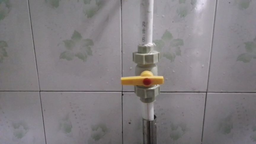 厕所里的水管漏水,不用急着找师傅,看了在家你自己都会了