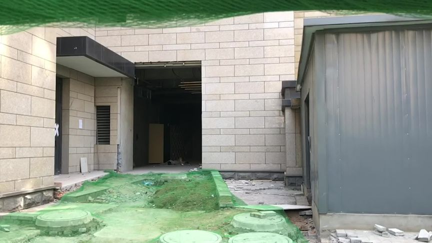 小区车库出入口改道 开发商将一楼商铺砸个“窟窿”准备通车
