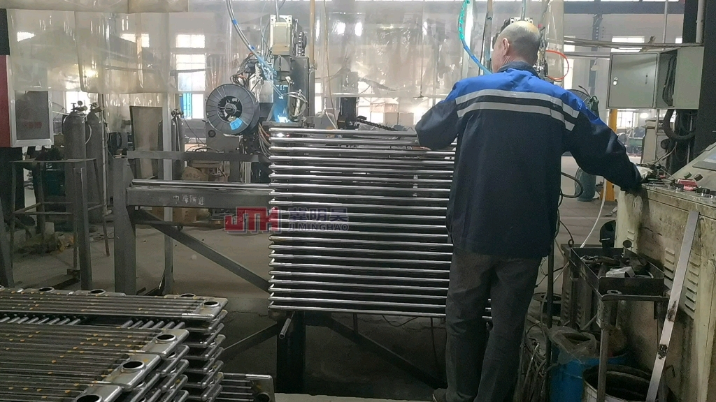 钢6柱暖气片制作过程 散热器安装方式 钢六柱散热器产品寿命钢管六柱...