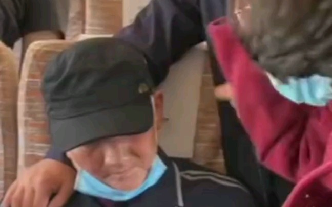 患癌老人高铁上突然抽搐昏迷,中医用别针施针抢救