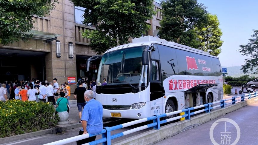 我为群众办实事｜“零距离”筑牢防疫屏障 疫苗接种车高温下开进社区