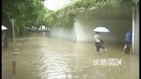 【拍客】深圳暴雨积水深达2米女司机淹死车内