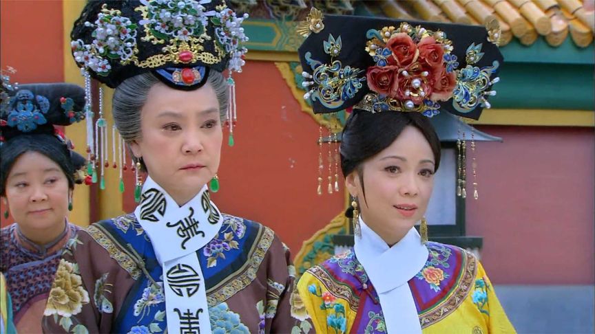 新还珠格格:皇后逼香妃跳楼,小燕子为救香妃,把腿摔骨折了