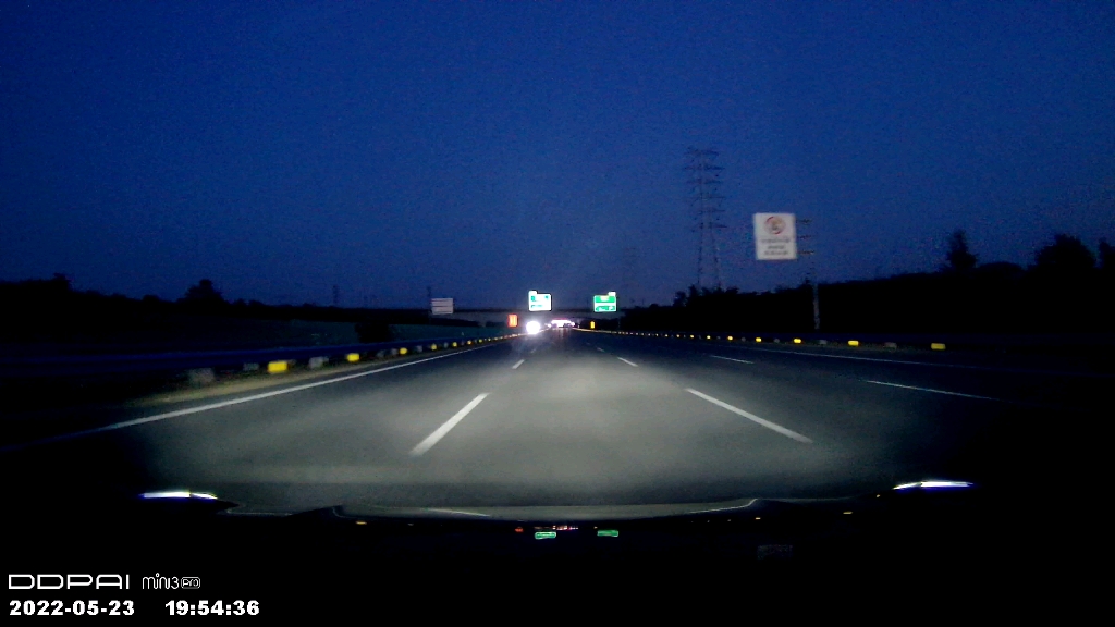 领克03原厂大灯到底亮不亮?夜间高速近光灯,行车记录仪实拍