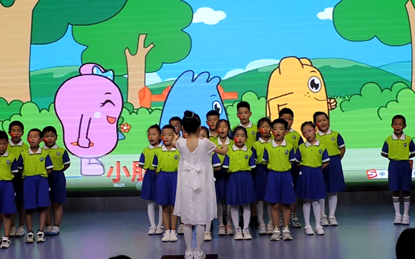 一年级小学生合唱表演《祖国祖国我们爱你》