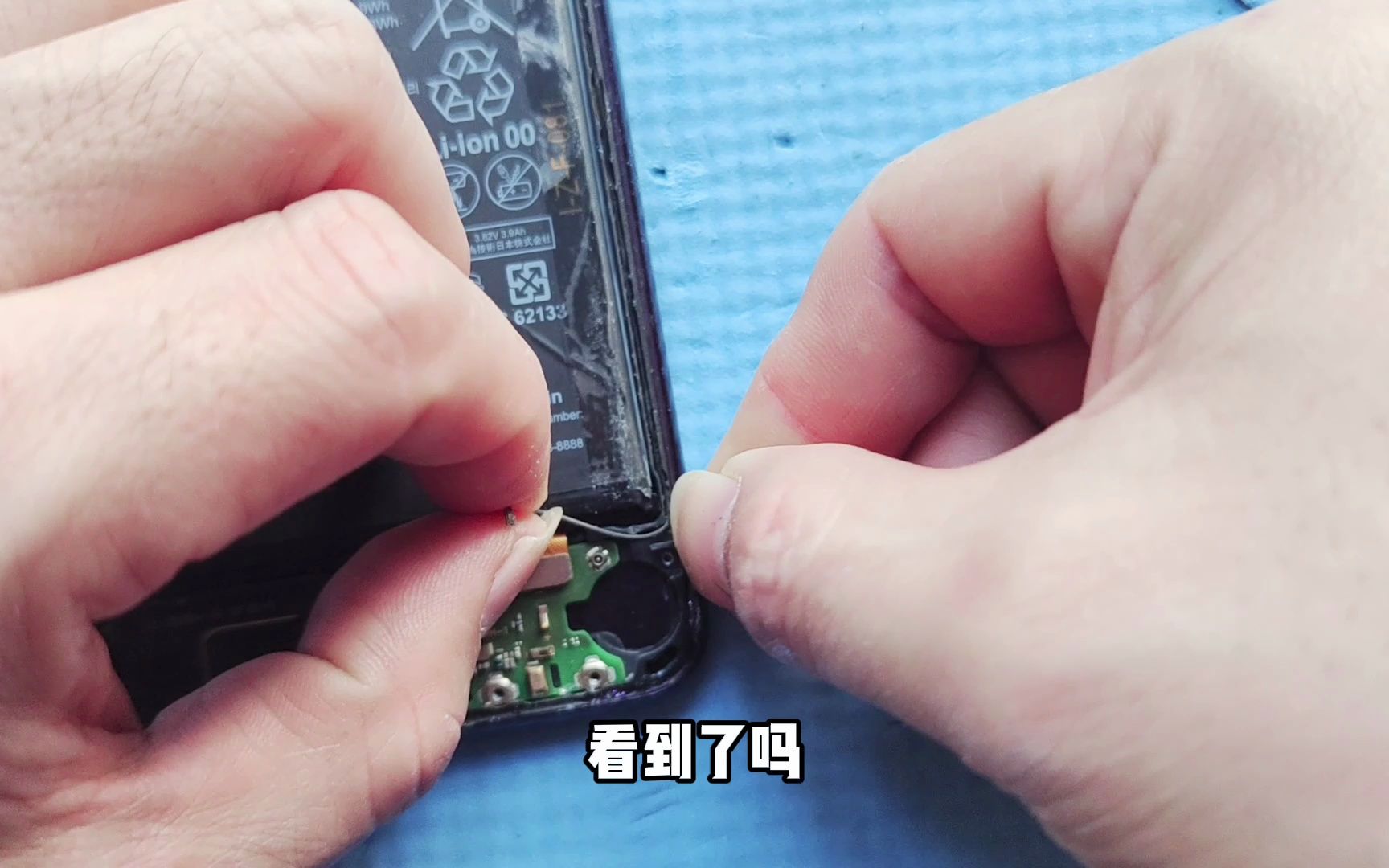 拆这个手机一下子把天线拆坏了,还有一根备用的,但有些长了咋整