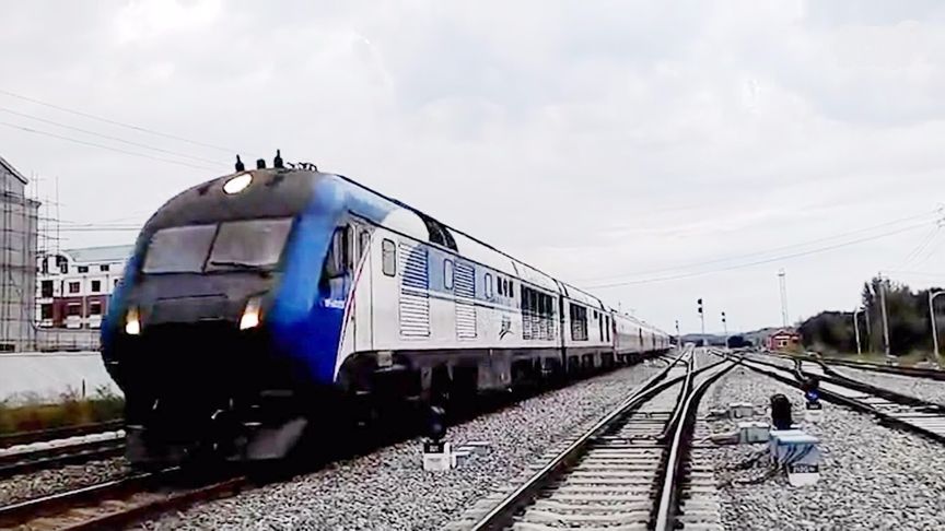 翻越大兴安岭的火车 DF11G牵引海拉尔至北京K42次出扎兰屯站