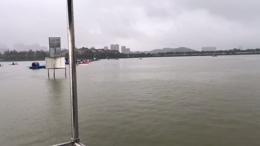 #体育 #皮划艇 上午冒雨进行比赛,体育人不易