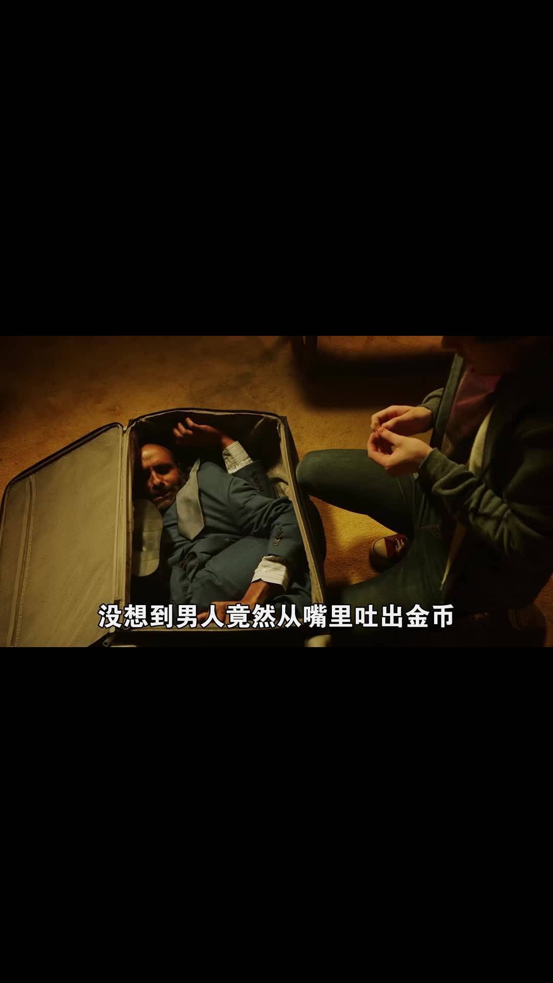 为了救出男人他掰开男人的腿,没想到男人嘴里吐出了金币
