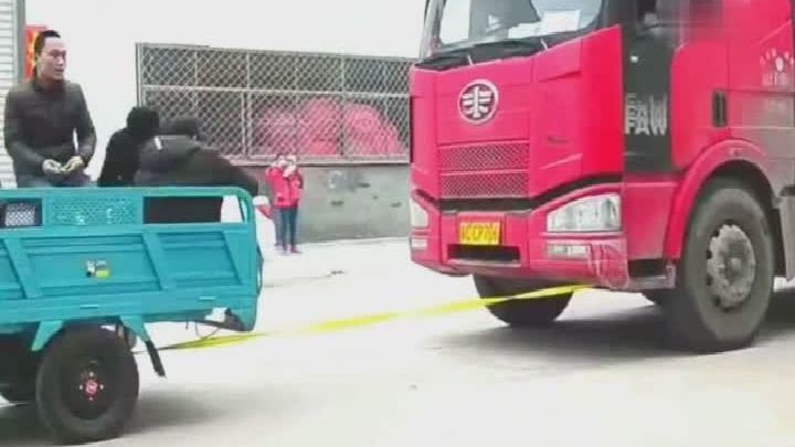 电动三轮车厉害了,拉着15吨大货车轻松跑,3000万农民笑开了花!