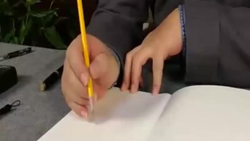 小学生三分钟学会握笔姿势