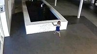 实拍家长疏忽 小孩子掉进水池淹死