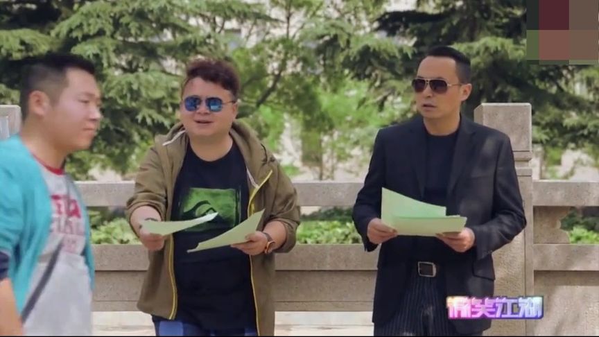 小伙子一分钟发完宣传单轻松赚几十块,对方发宣传单表情亮了