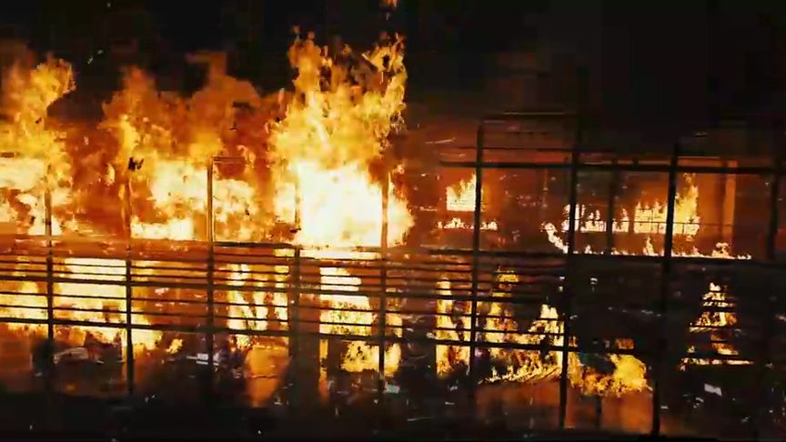 消防员这波操作很厉害,大楼经理不顾他人生命安全,放下消防门!