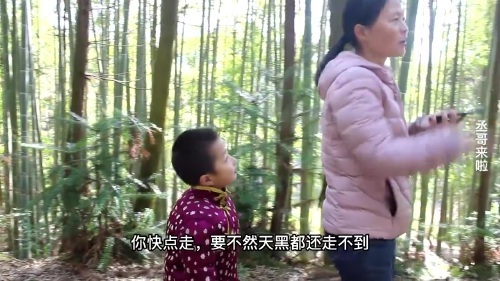 故事:出门在外别只顾自己玩手机,孩子安全最重要,不然后悔莫及