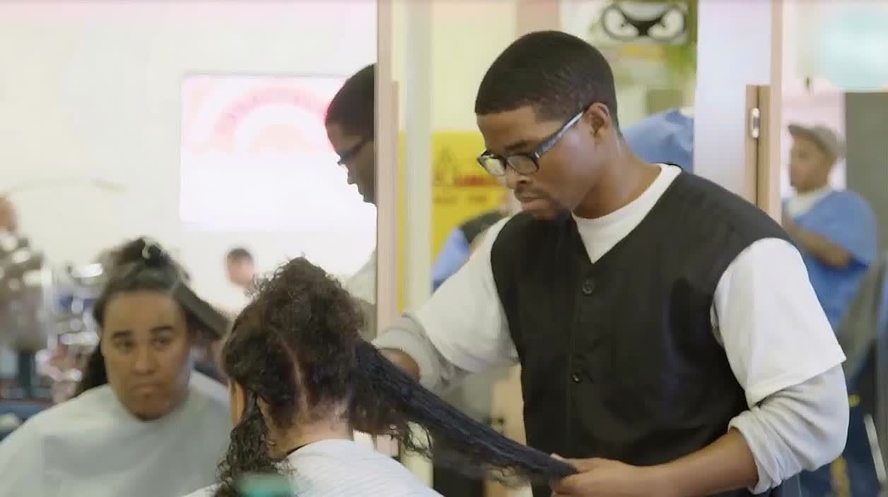 比蓝翔还好的技工学校,完全免费学美容美发,只招特殊.