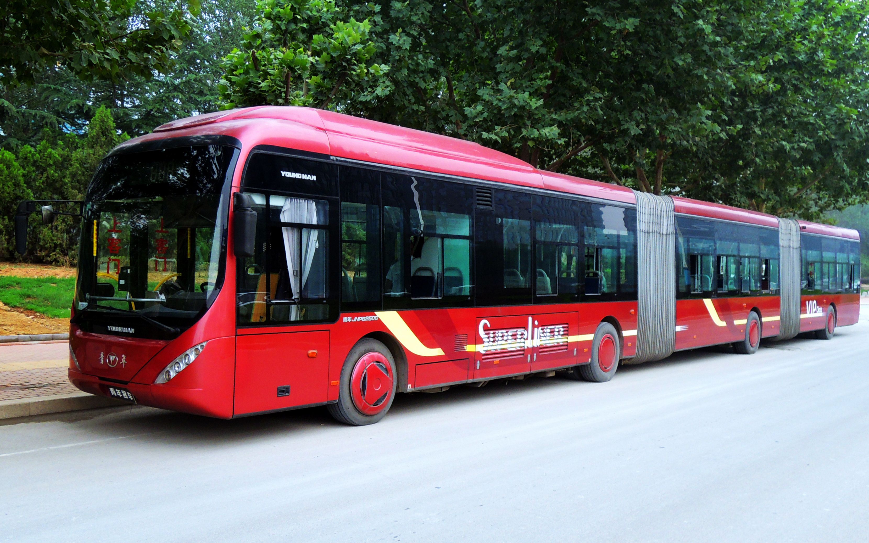 中国最大公交车:青年JNP6250G在济南202路载客试运行时于经十路...