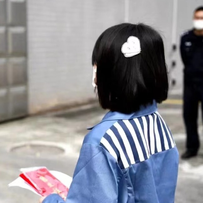 遵纪守法周老师 