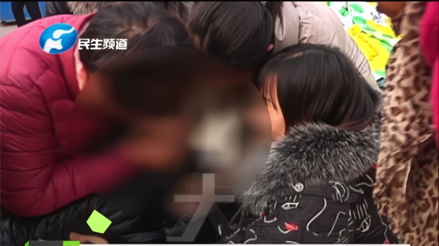 三岁男童门口玩耍时被邻居家狗撕咬,结果太让人痛心…