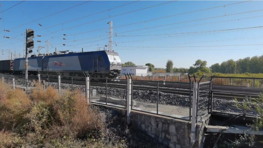 大秦铁路运煤专线,重载列车运输忙!两万吨列车!