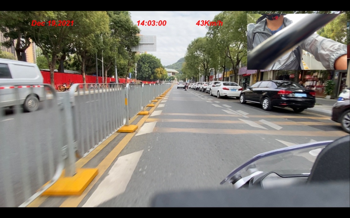 摩托车 必备神器 防抖行车记录仪 带同屏幕导航功能 的手机app