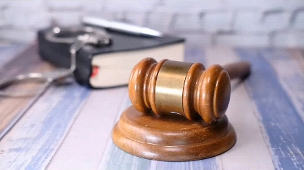 人民法院对假冒注册商标的商品如何处理?